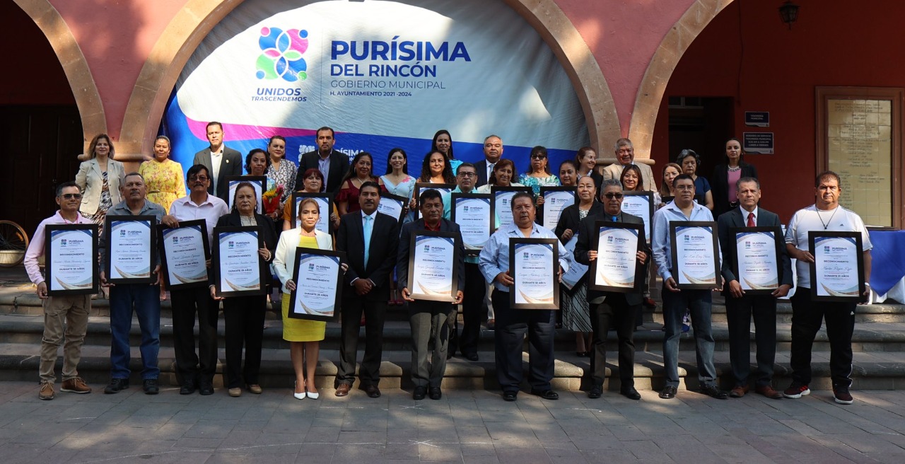 Maestros de 20, 30 y 40 años de servicio reciben reconocimiento ...